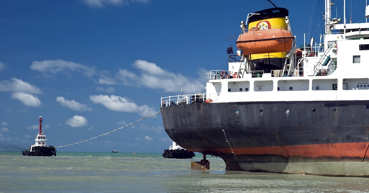 Can you safely pass a grounded ship?