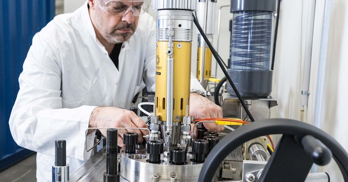 HPHT test in a realistic environment